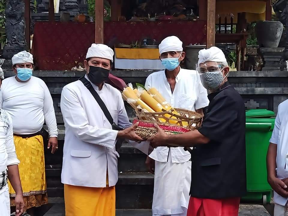 Tirta Ratu Hyang Pingit Dipercikkan Pada Empat Pintu Masuk Bali ...