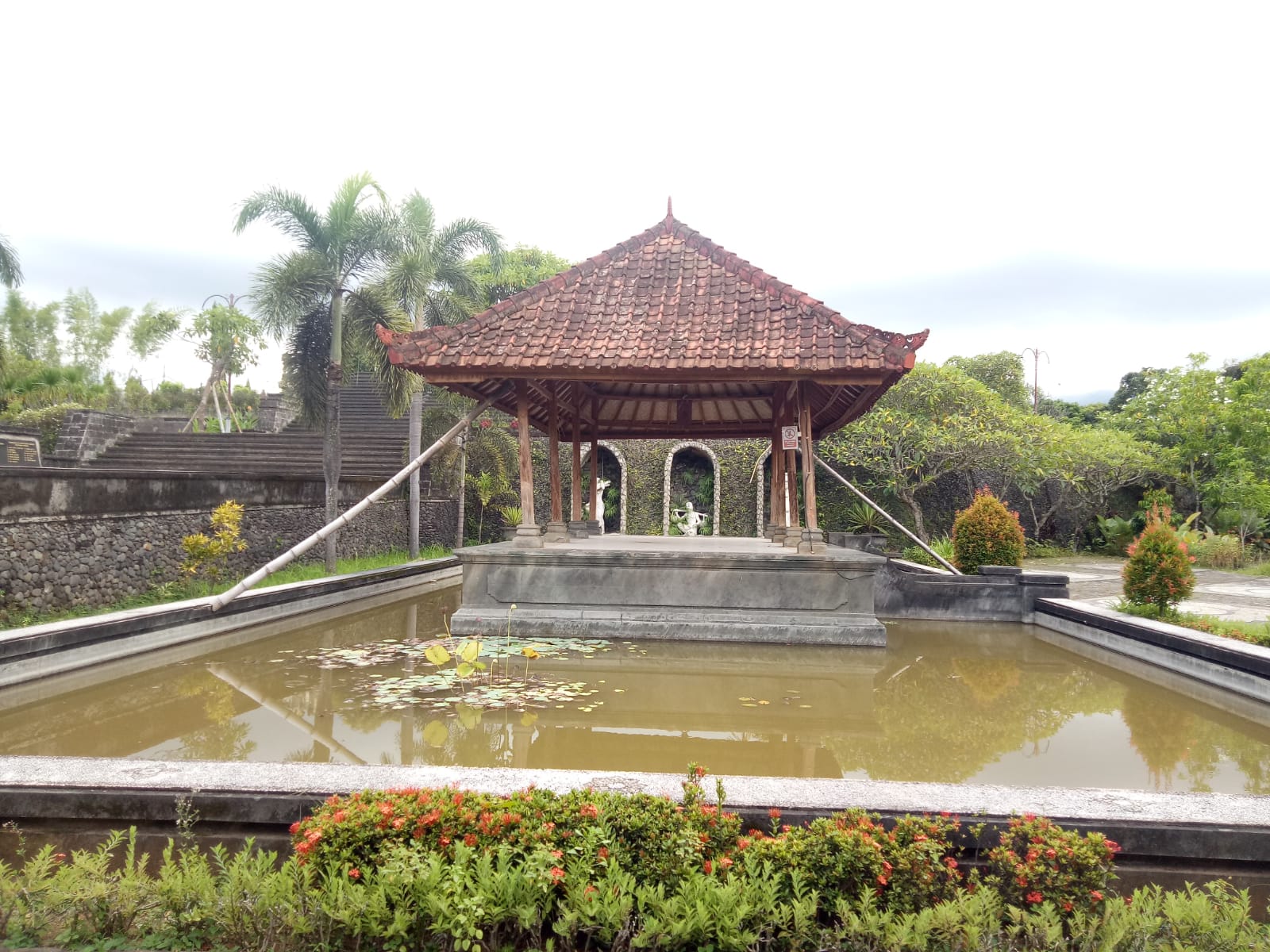 Wantilan Bale Kambang Monumen Triyuda Sakti Kondisinya Memprihatinkan ...